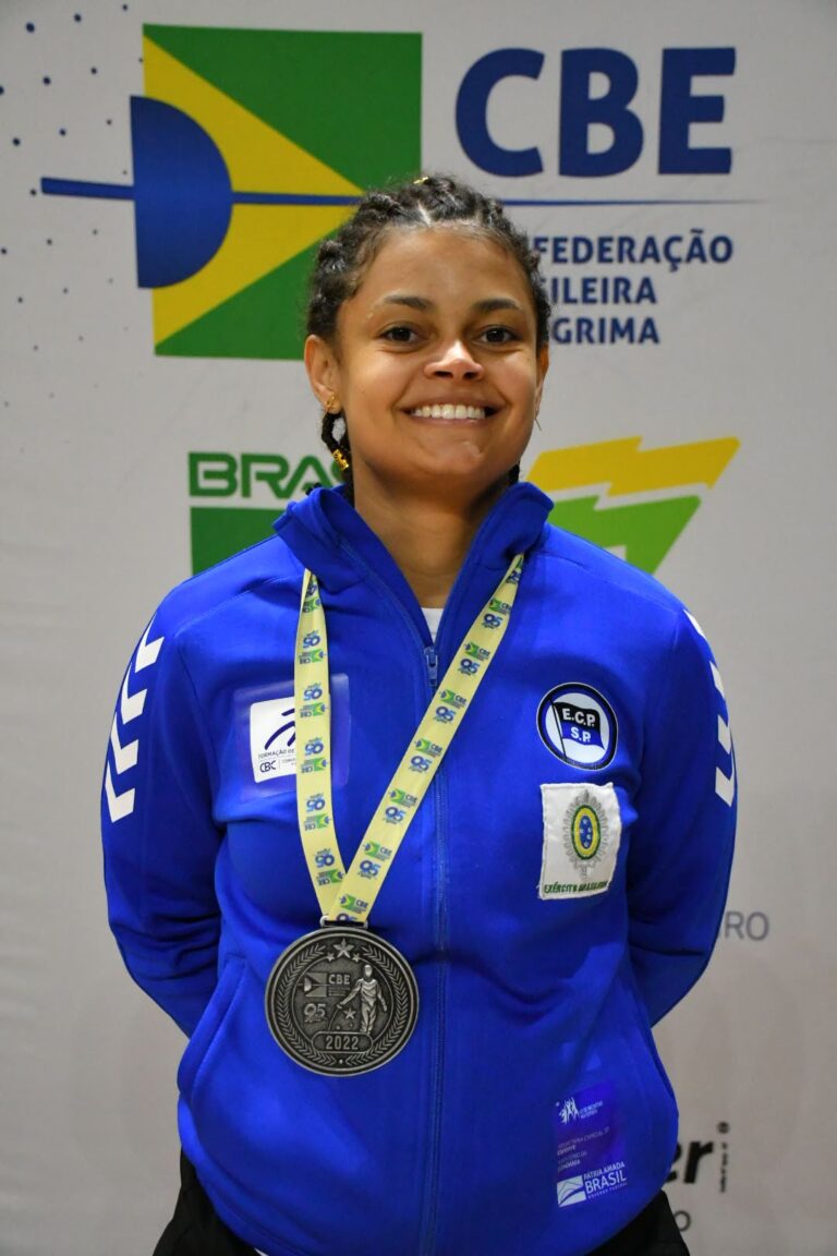 Bia Bulcão fica com a prata no florete e entre as 12 melhores da espada ...